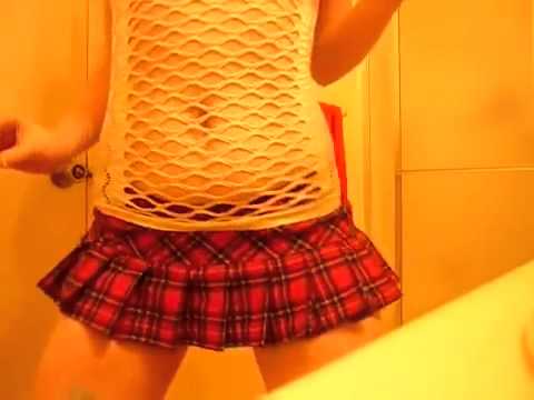 Kısa Etekli Genç Kızdan Twerk Show