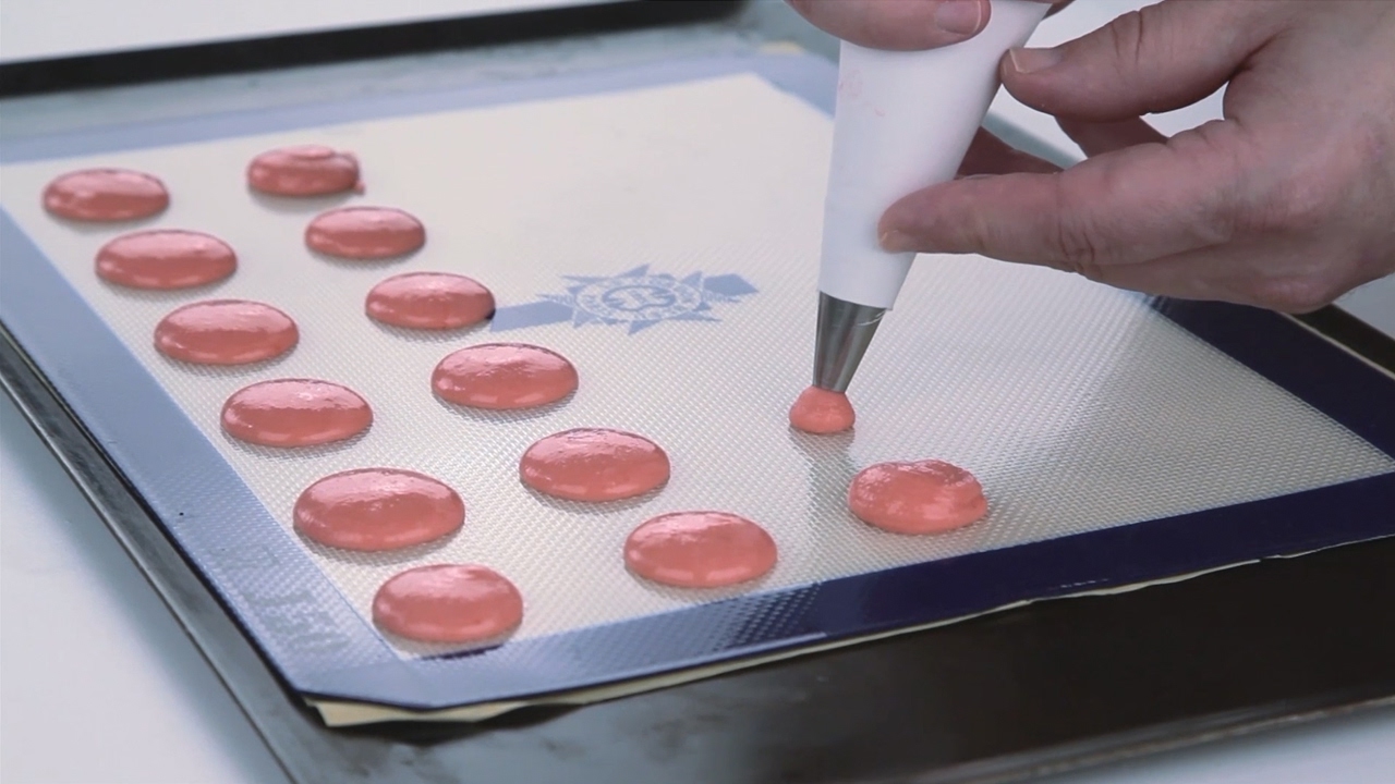 How to make Macaronage for Macarons - Le Cordon Bleu - YouTube