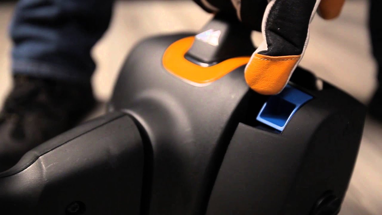 Een trimmer met een tweetaktmotor starten - YouTube