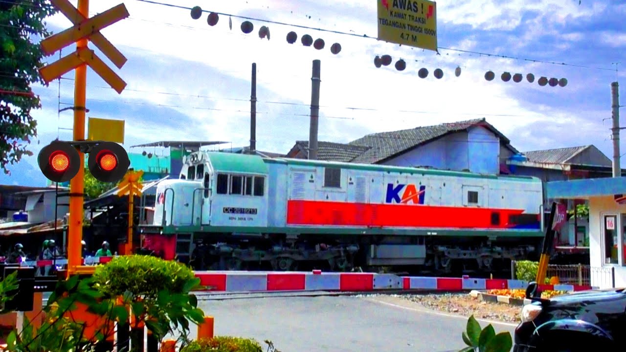 LEVEL Crossing Indonesia | Menemukan Kereta Api KLB Gd Menuju Bogor ...