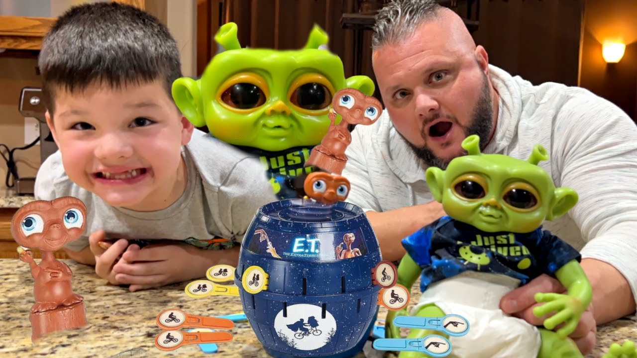 FUNNY ALIEN GAMES! Caleb Plays NEW game with Mom, Dad and green aliens ...