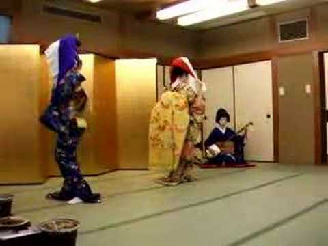 Real Geisha Dance in a Kyoto Ryokan - YouTube