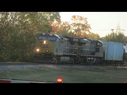 CSX CM44AC 7014 Leads B636 - YouTube