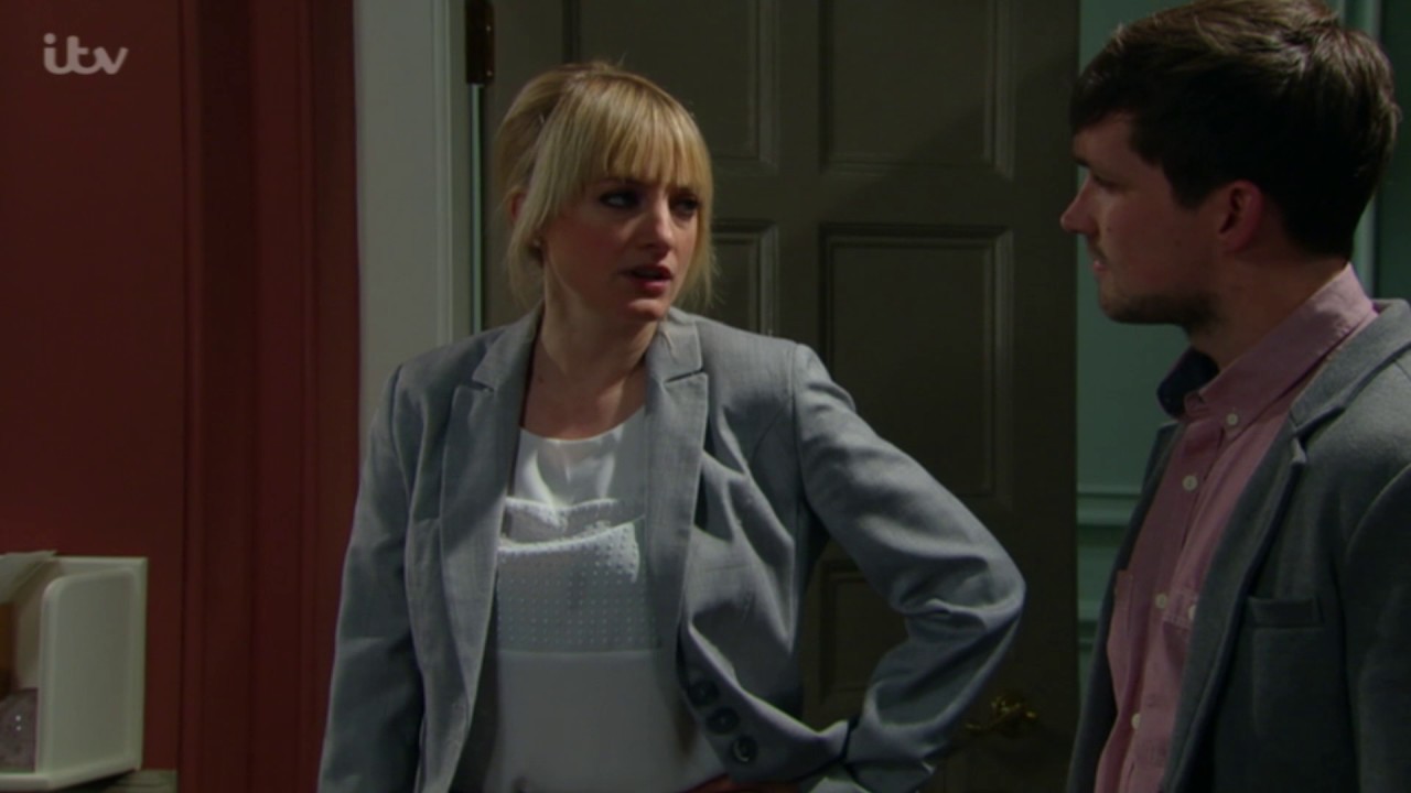 Robbie Shows Up And Katie Decides To Leave - Emmerdale - YouTube