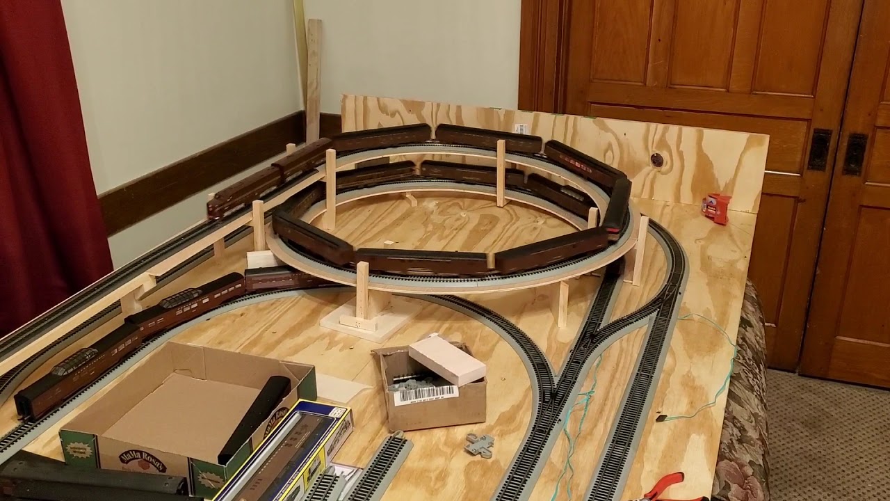 15-in Helix HO scale 2 Athearn locomotives pulling 12 rivarossi ...