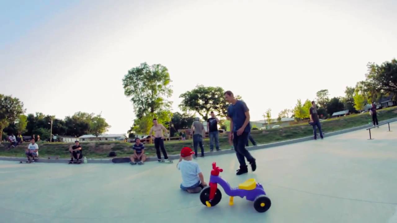 Kid gets knocked out at skatepark - YouTube