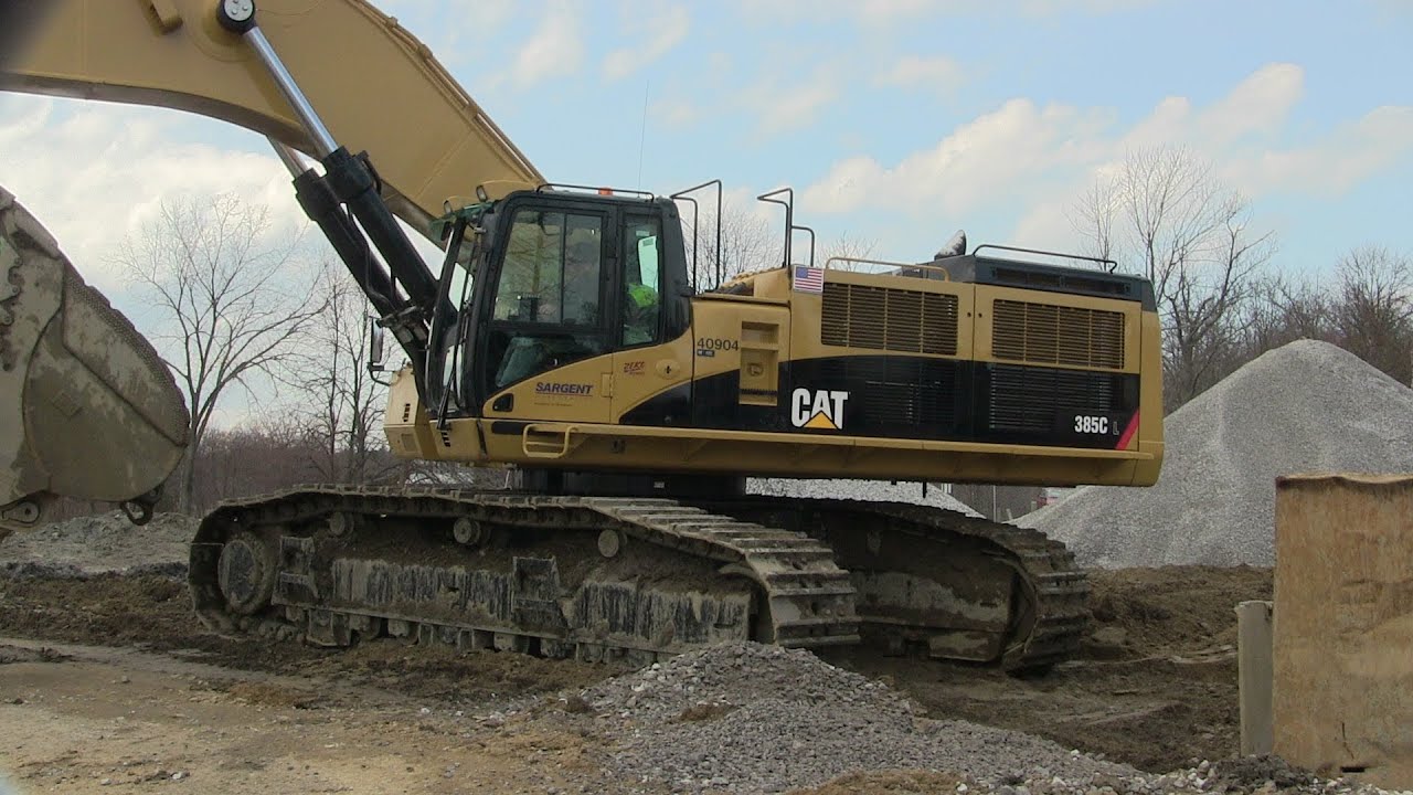 Cat 385CL Spreading Gravel - YouTube