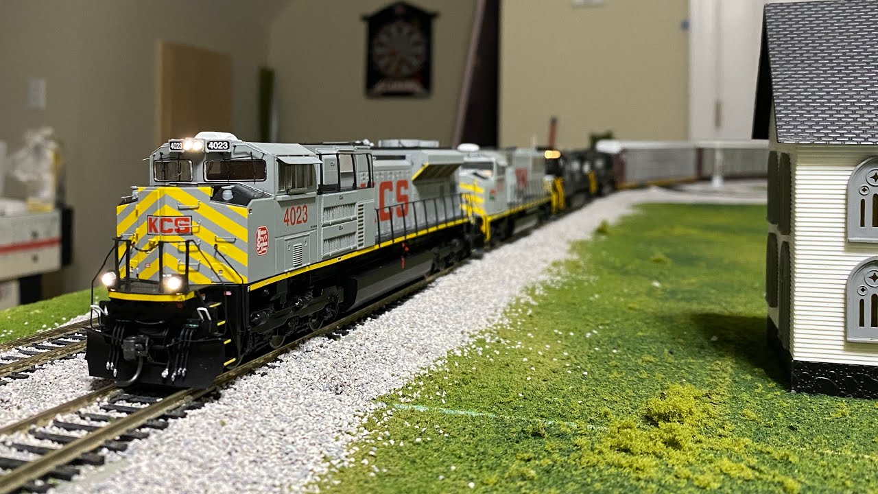 HD: KCS 4023 leads NS 24E on my ho scale layout! - YouTube