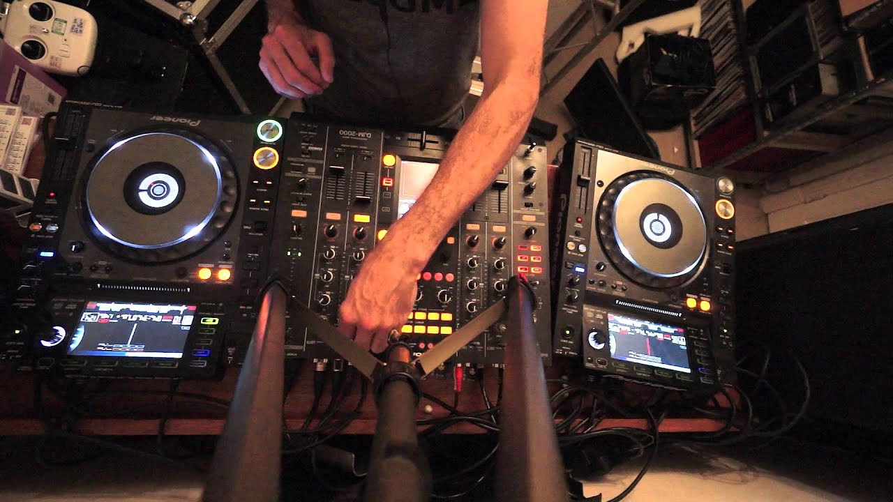 BEGINNER DJ LESSON ON HOW TO MIX IF YOU CANT MIX - YouTube