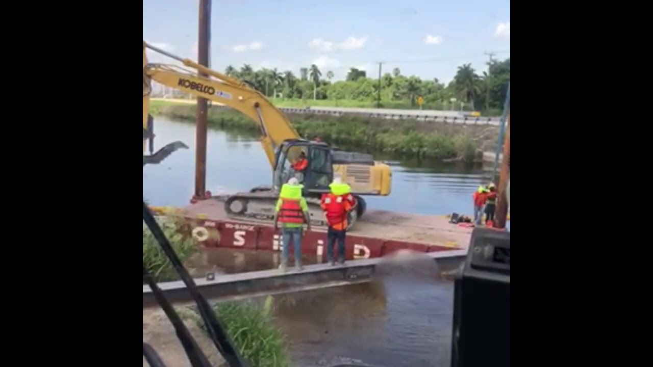 Excavator Falls Into Water During Construction Mishap in Florida - YouTube