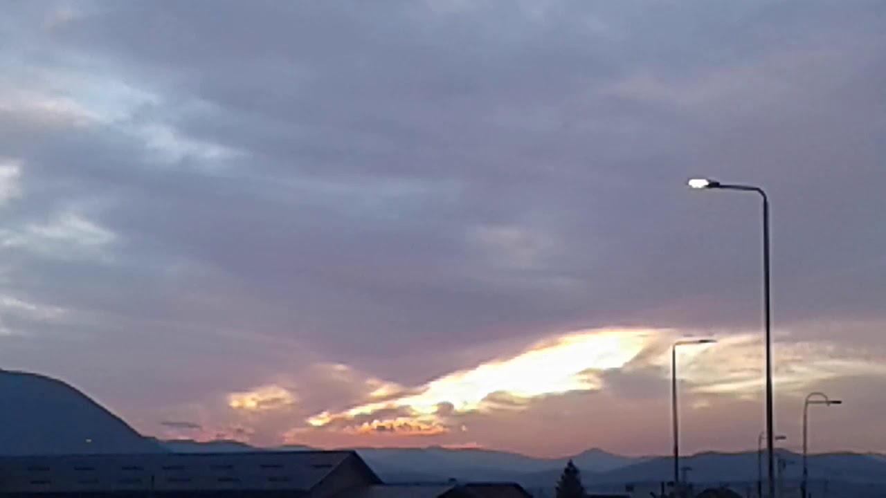 Neobicna pojava na nebu - YouTube