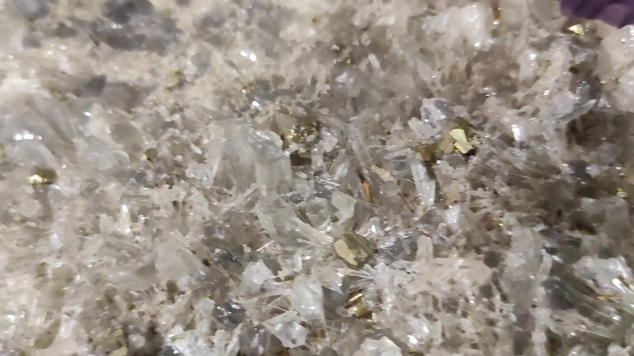 SiO2 Quartz crystal matrix - YouTube