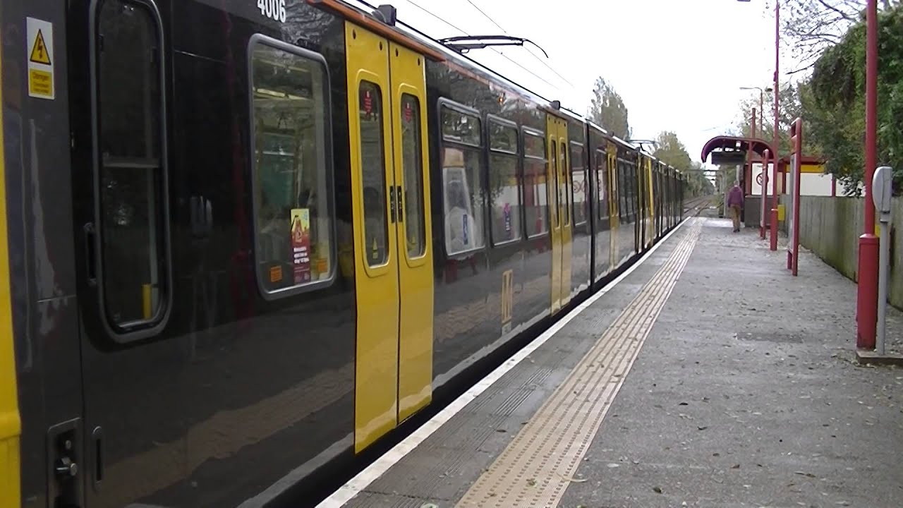 Tyne and Wear Metro - Metrocars 4006 and 4074 at Walkergate - YouTube