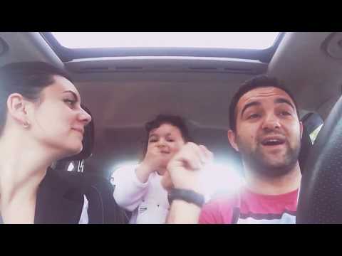 Arabada şarkı söyleyen minik kız 🎈