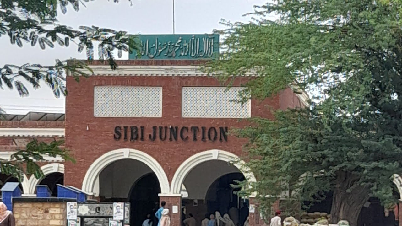 Jaffar Express arrive in Sibi Railway station - YouTube