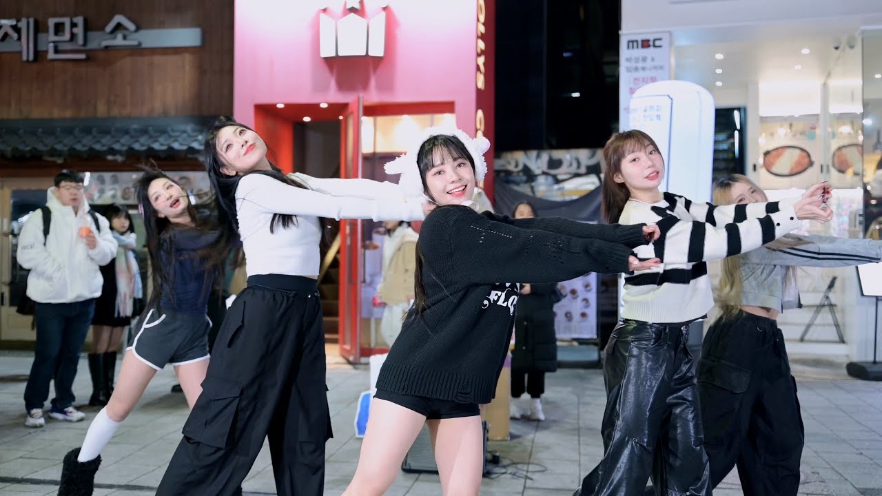 엠아이씨 MIC IVE - After LIK # (4K) (COVER) Fancam 직캠 홍대버스킹 mook묵 231213 ...