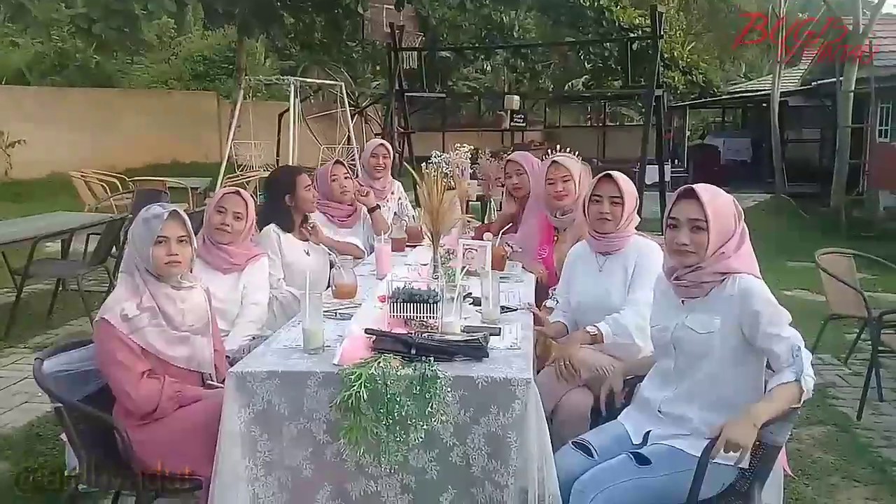 PRANK BOMERAN CEWEK CANTIK CAFE - YouTube