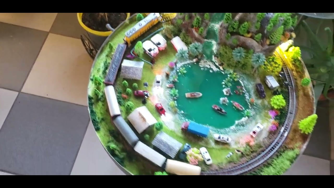 N-SCALE PIZZA TRAIN - YouTube