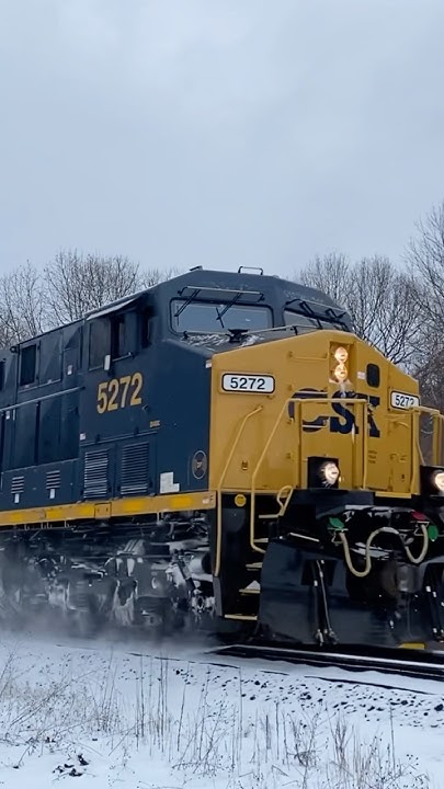 CSX I022 passes mid snowstorm at CP57 with fresh YN3C leader #5272 - YouTube