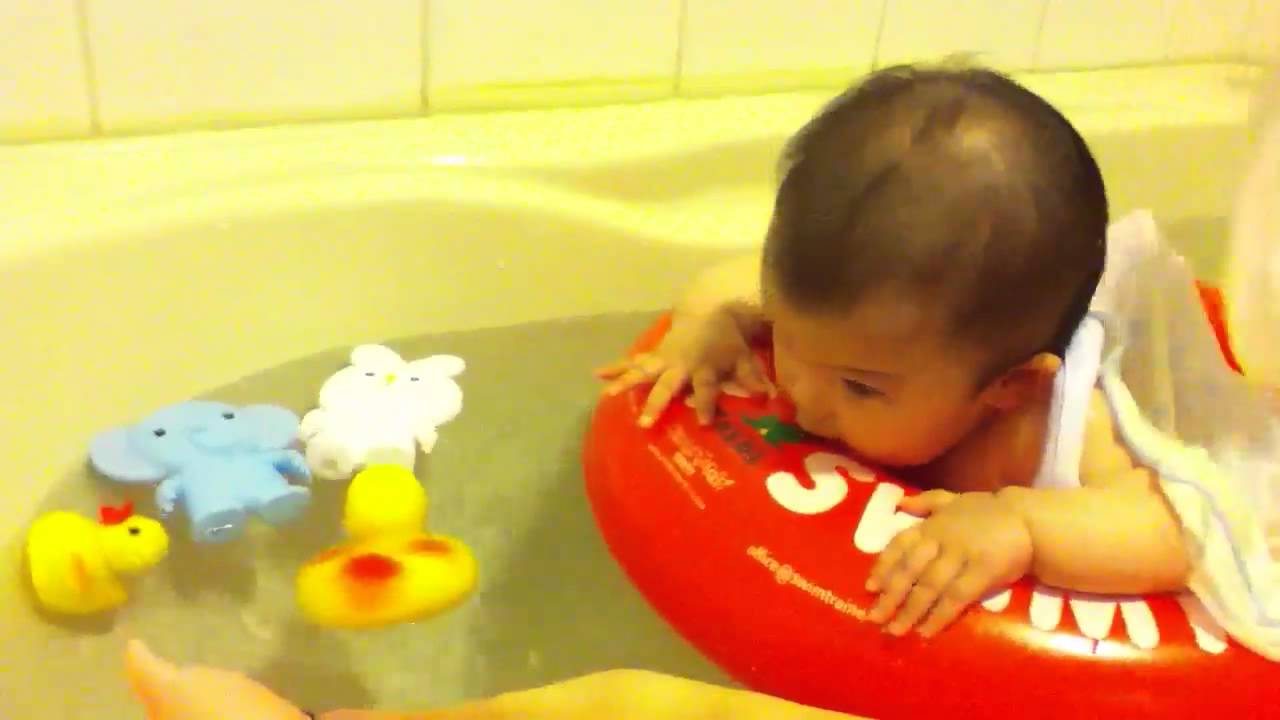 Momo loves swimming - YouTube