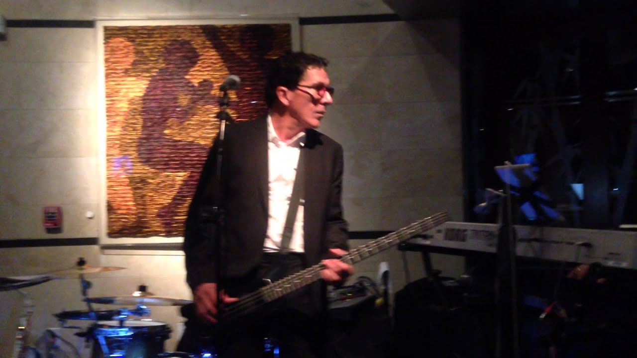 Slim Man performing his Bona Fide hit 'X RAY HIP' - YouTube