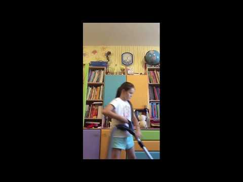 Помогаю Маме за 15 секунд убираю свою комнату :)
