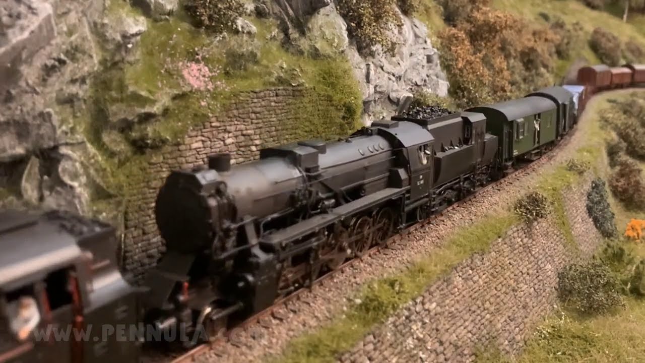 Dampfloks ÖBB in Doppeltraktion und Schleudern bei der Anfahrt am Berg ...
