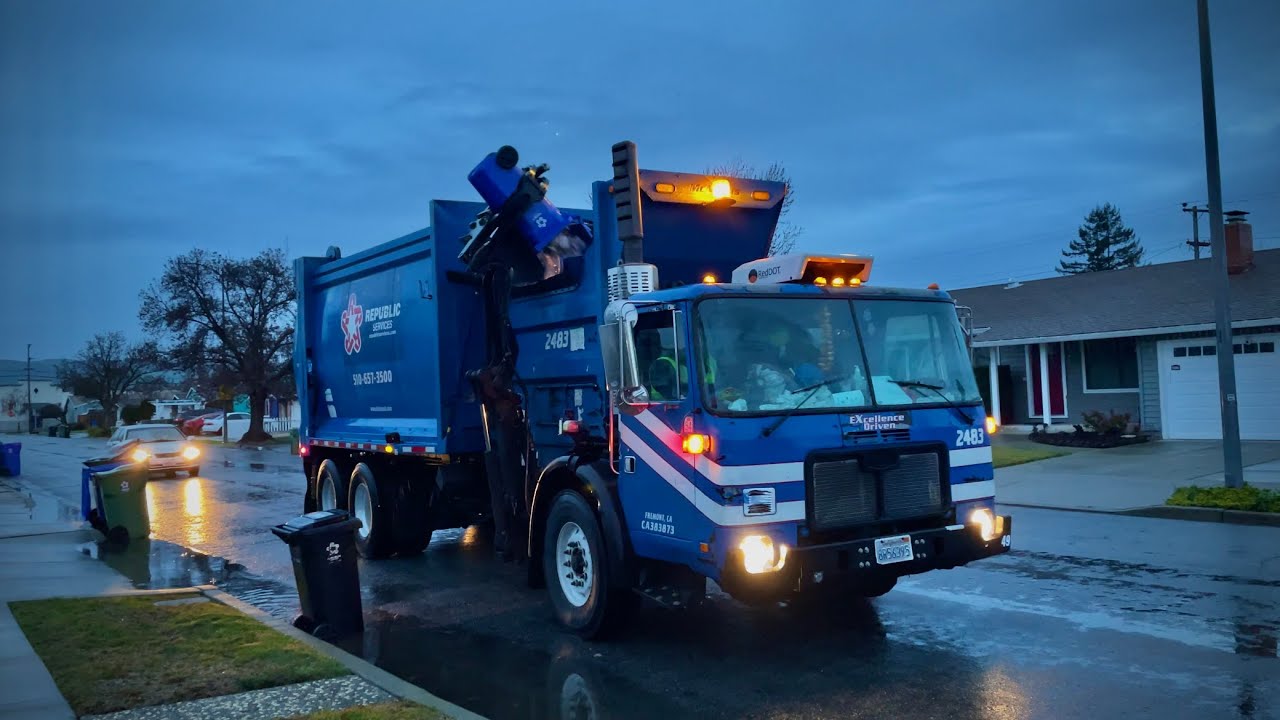 Republic Services | Autocar WXLL McNeilus Autoreach in the Rain - YouTube