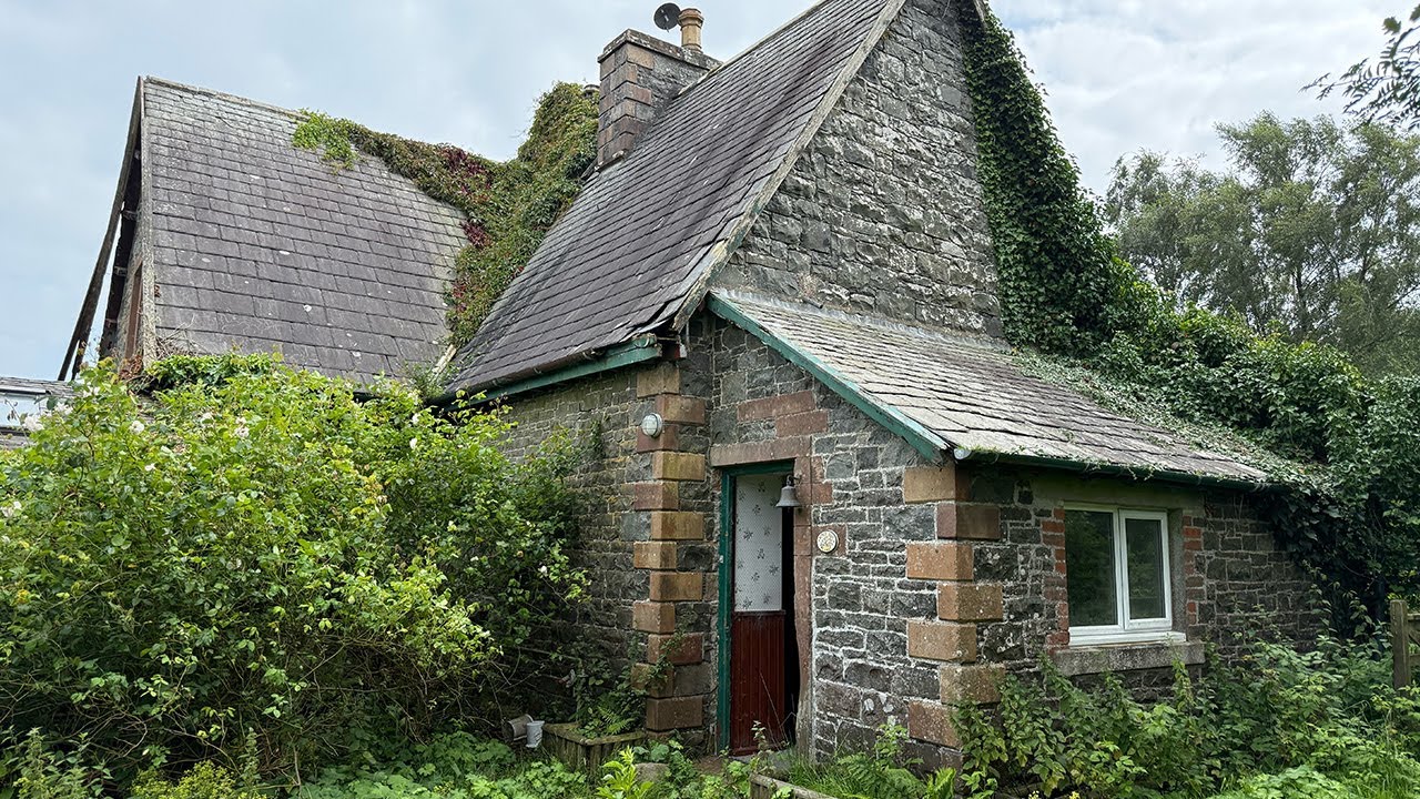 THE LAMP FELL OVER BY ITSELF IN THIS ABANDONED HOUSE - INTERESTING ...
