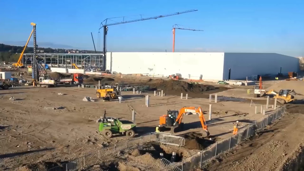 Building Ocado's new automated warehouse - YouTube