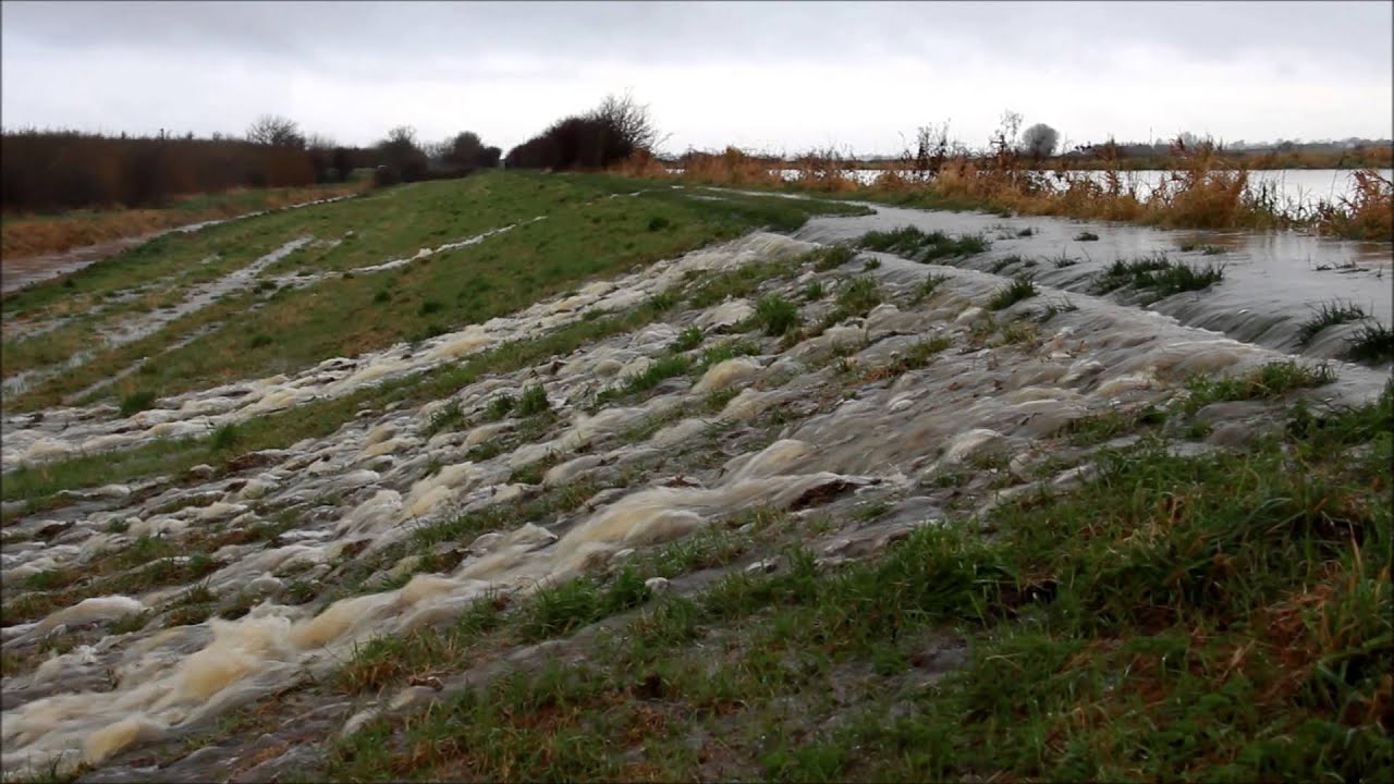 River Hull overtopping 26.11.12 - YouTube