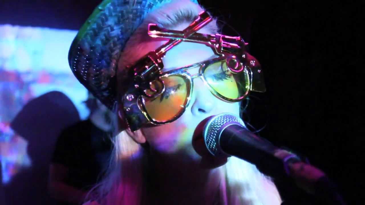 Gram Rabbit "Lost in Place" - YouTube