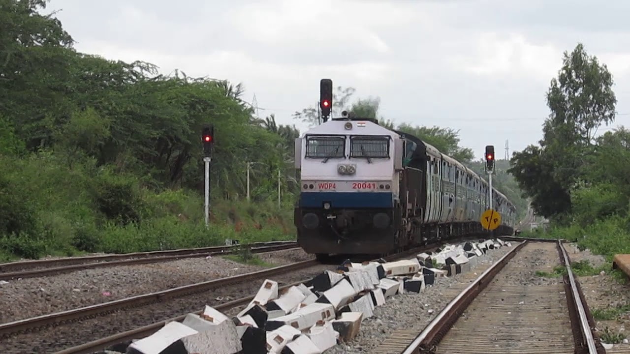 17325 VISHWAMANAVA Express crossing 20651Talguppa Intercity Express ...