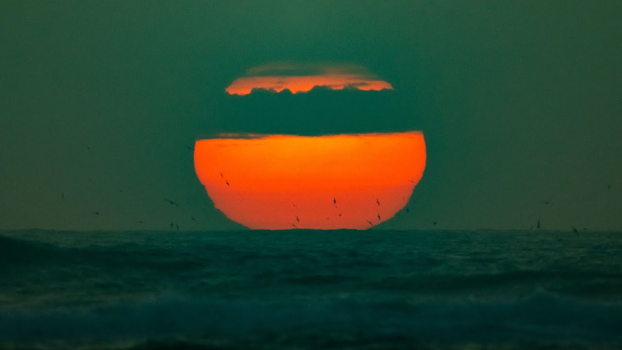 Sun sinking into the Pacific Ocean - YouTube