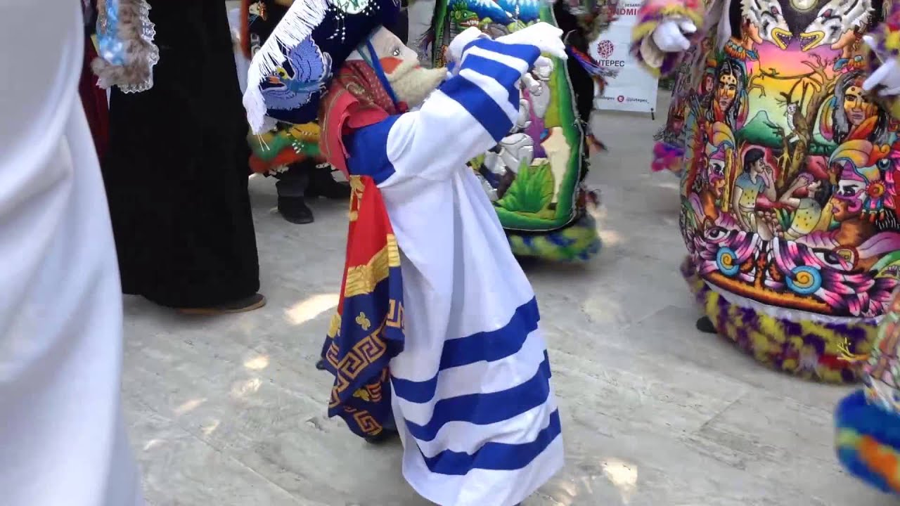 Así bailan los Chinelos en Morelos - YouTube