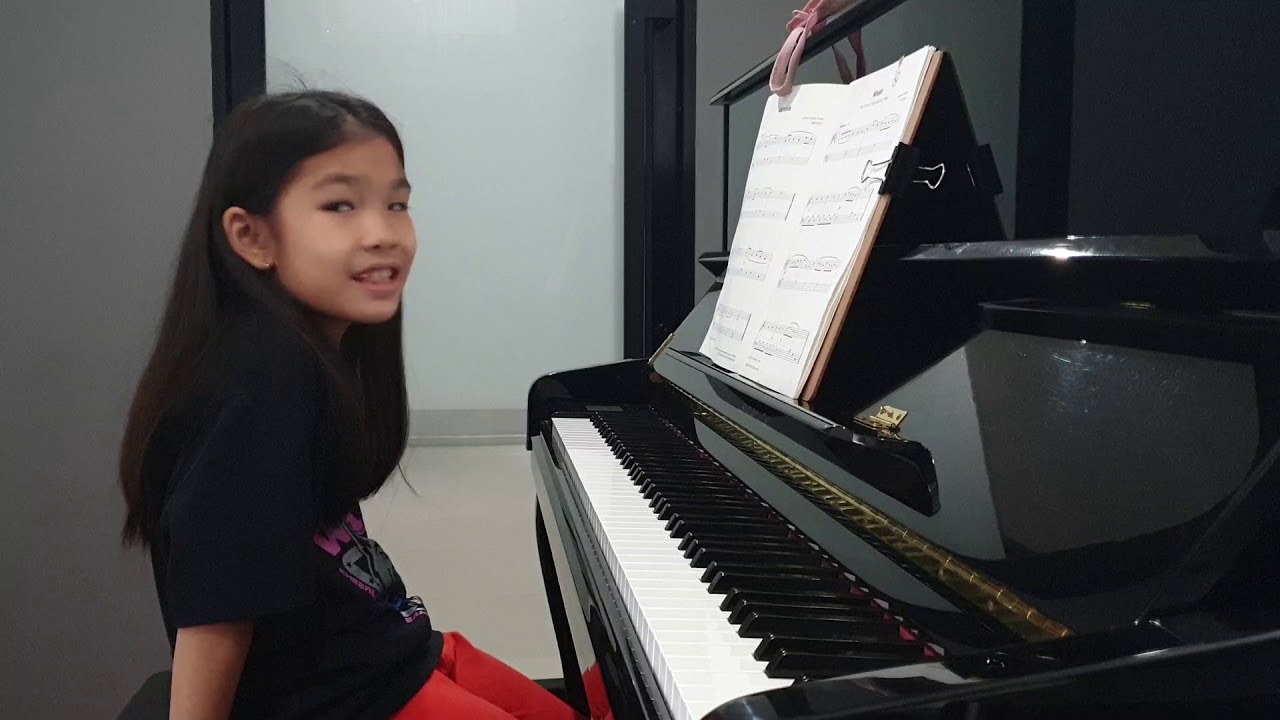 น้องเอย ซ้อมเพลง Minuet & Hand in hand - YouTube