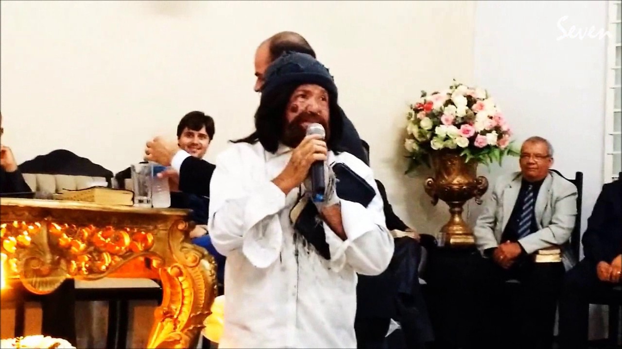 Mendigo entra na igreja pede pra cantar e solta a voz!!! - YouTube