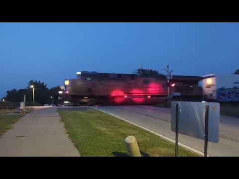 UP 7376 Short Manifest Freight Train East, 7th. St. Railroad Crossing, Waterloo NE - YouTube