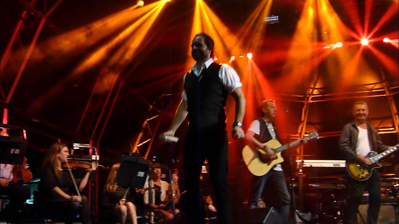 Alfie Boe "Drift away" with walkabout Live at Clumber Park 19.08.12 HD - YouTube
