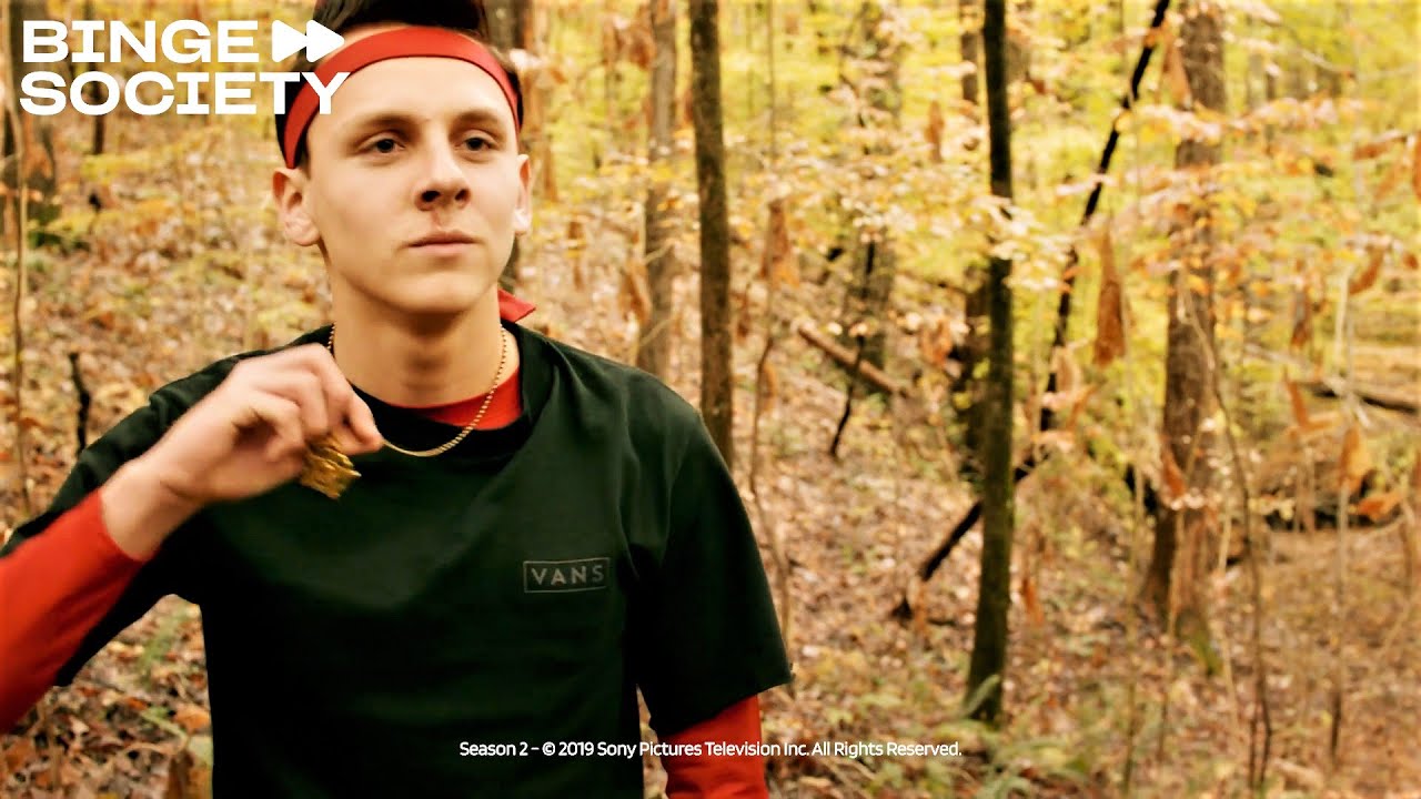 Hawk vs. Miguel dans la forêt de Coyote Creek | Cobra Kai (Saison 2 ...