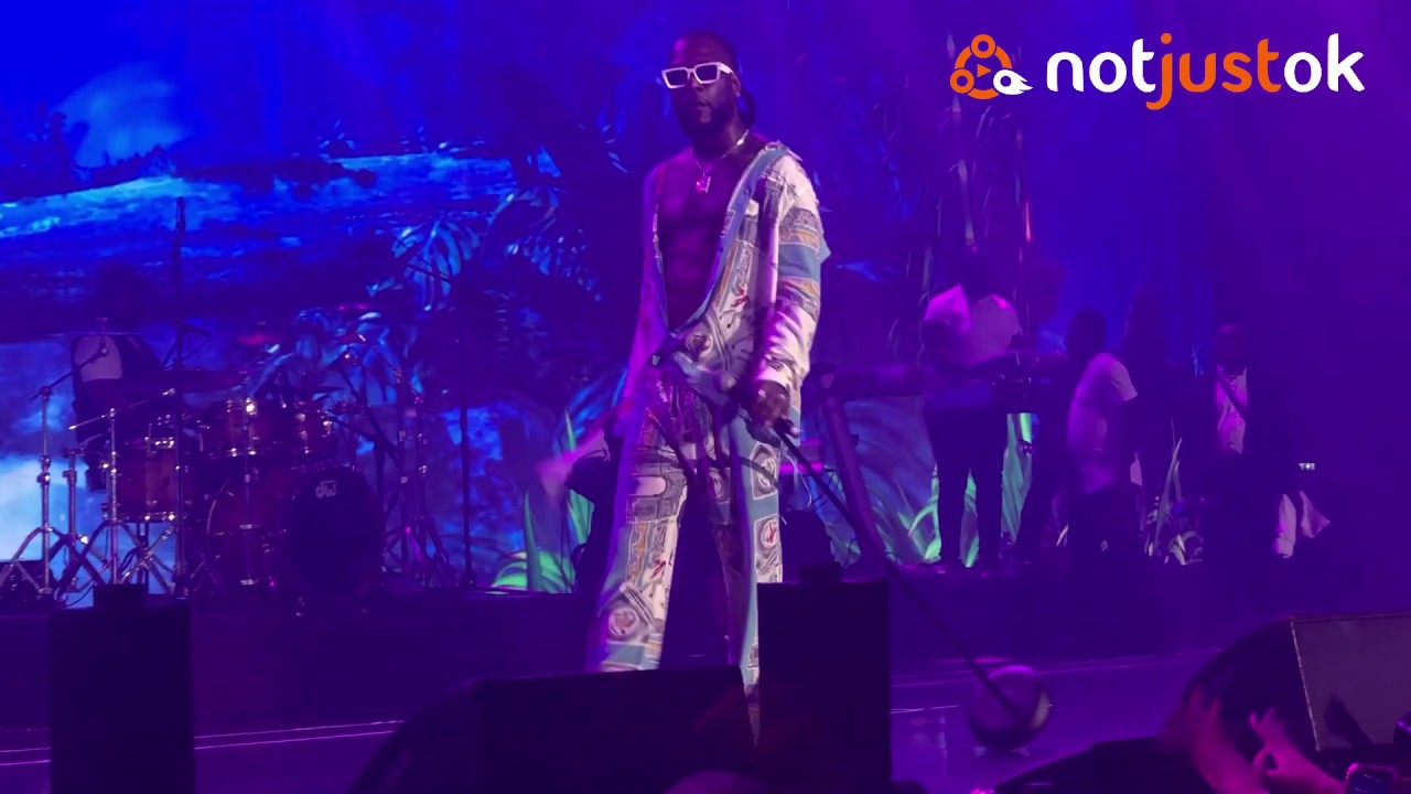 Watch Burna Boy's Epic & Dramatic Stage Entrance - YouTube