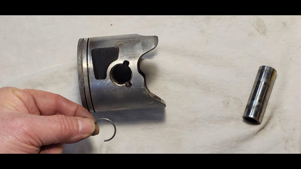 Installing KTM Piston pin clips. No special tools, easiest method out ...