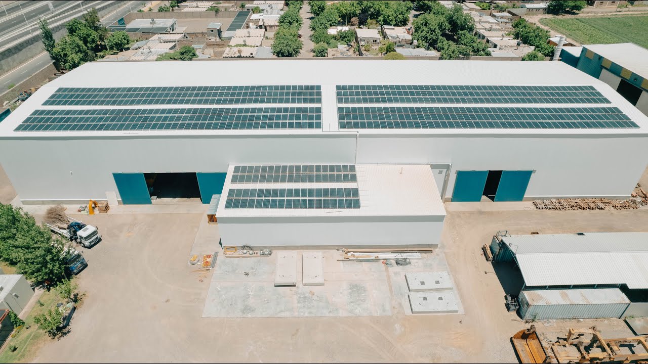 Autoconsumo energía con paneles solares en galpón industrial - YouTube