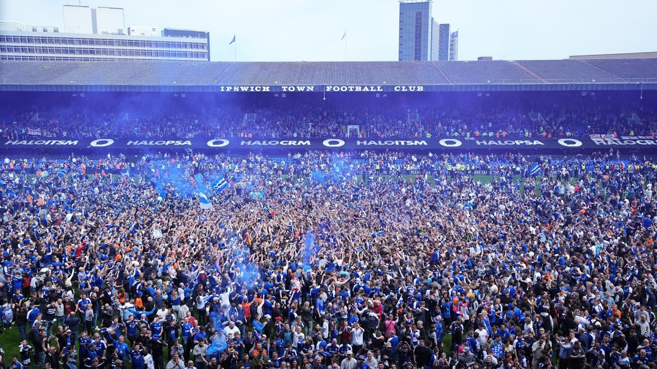 The moment Ipswich Town fans stormed the pitch after promoted to the ...