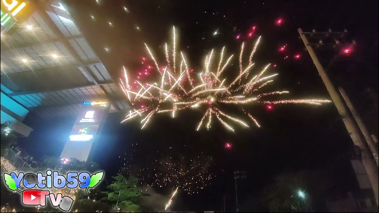 Fireworks Display at Santa Cruz Mall - YouTube