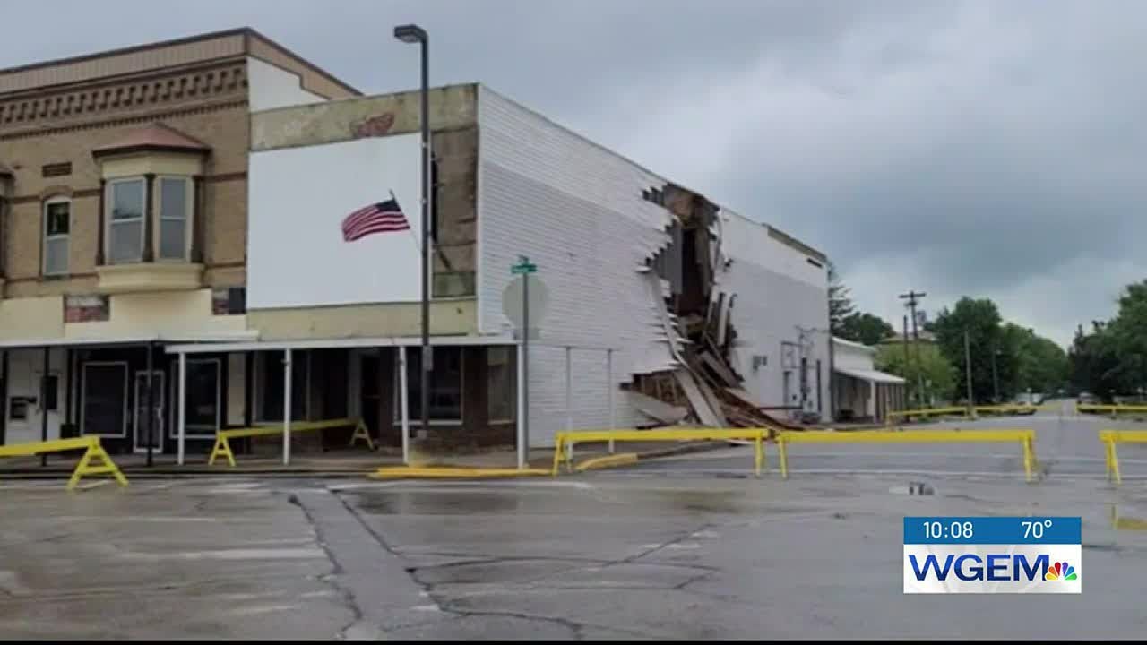 Building falling apart in Memphis, Missouri - YouTube