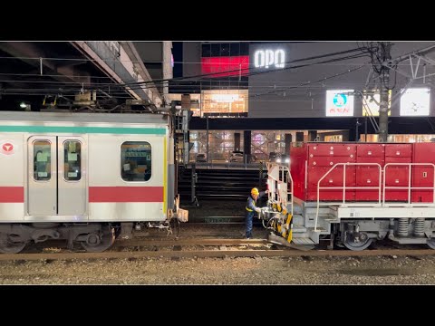 【5104F J-TREC横浜出場甲種輸送（各種改造）】八王子駅構内でJR貨物HD300形5号機が警笛を鳴らしながら東急5000系5104編成に接近するシーン（甲112）2025.1.7.17 ...