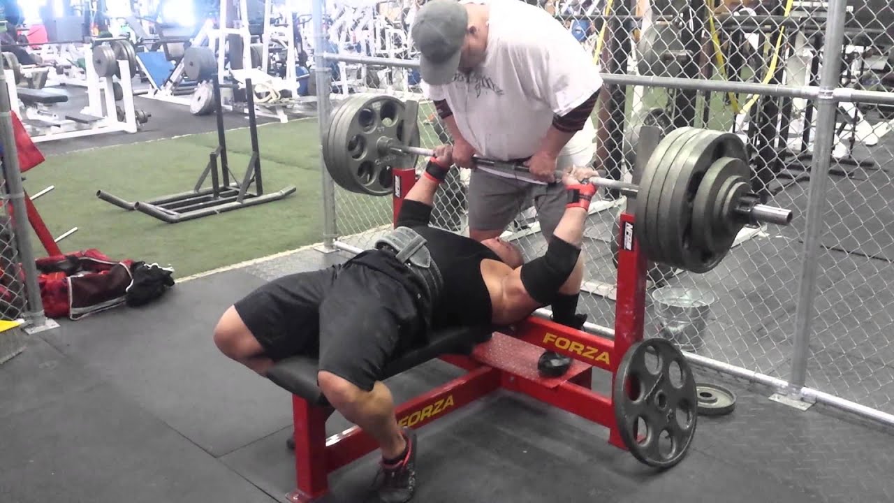 470 paused bench press - YouTube