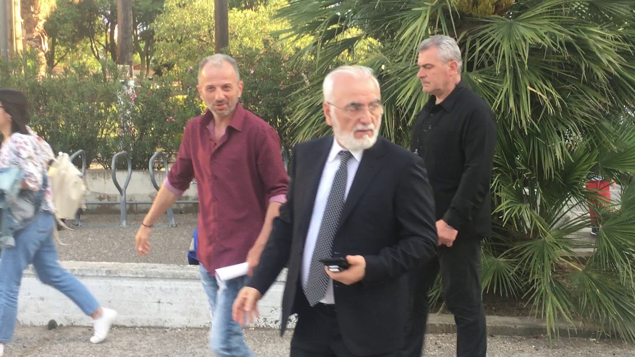 Η άφιξη του Ιβάν Σαββίδη στο ΑΠΘ - YouTube