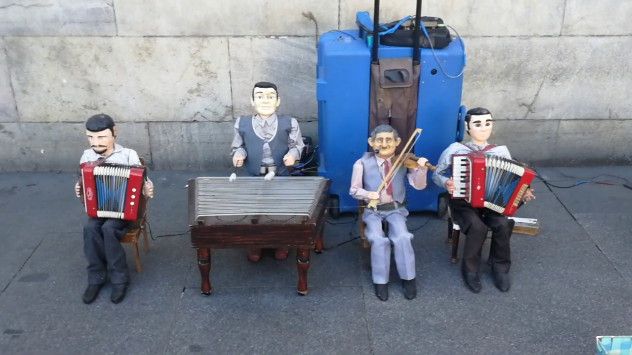 Electric Puppet Musicians in Seville - YouTube